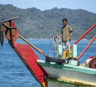 Deckhand Job Description – Requirements, Salary, Jobs